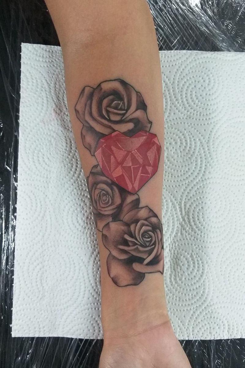 Tattoo uploaded by Eddy Cordero • Rosas y diamante • Tattoodo