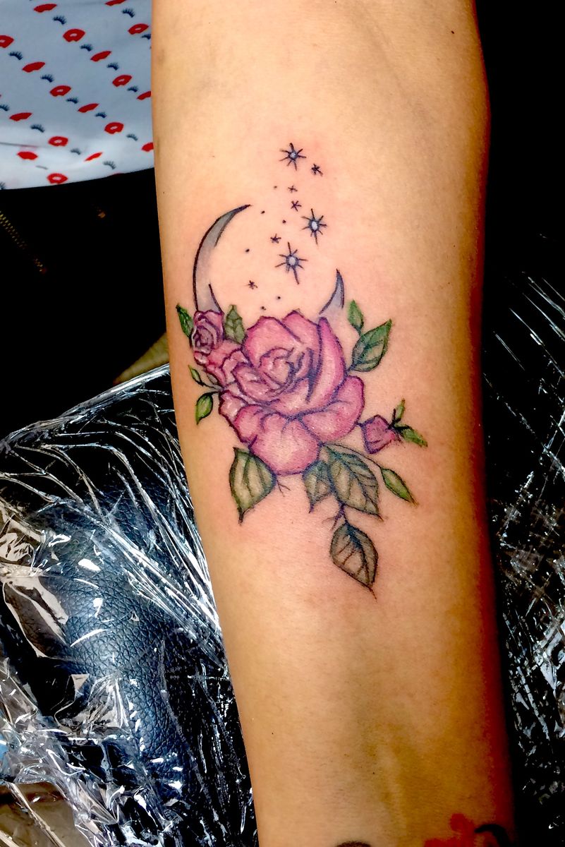 Tattoo uploaded by Hector Ivan Contreras • Moon and roses 🌙🌹 • Tattoodo