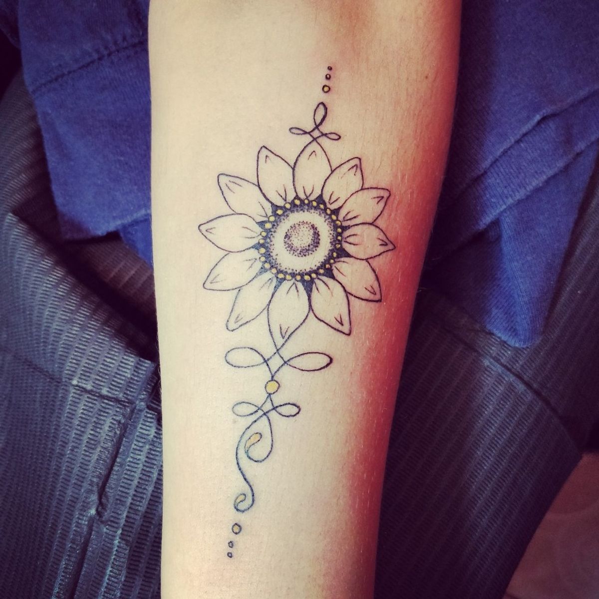 Tattoo uploaded by Andrés Peña Tattoos • Fineline Sunflower • Tattoodo