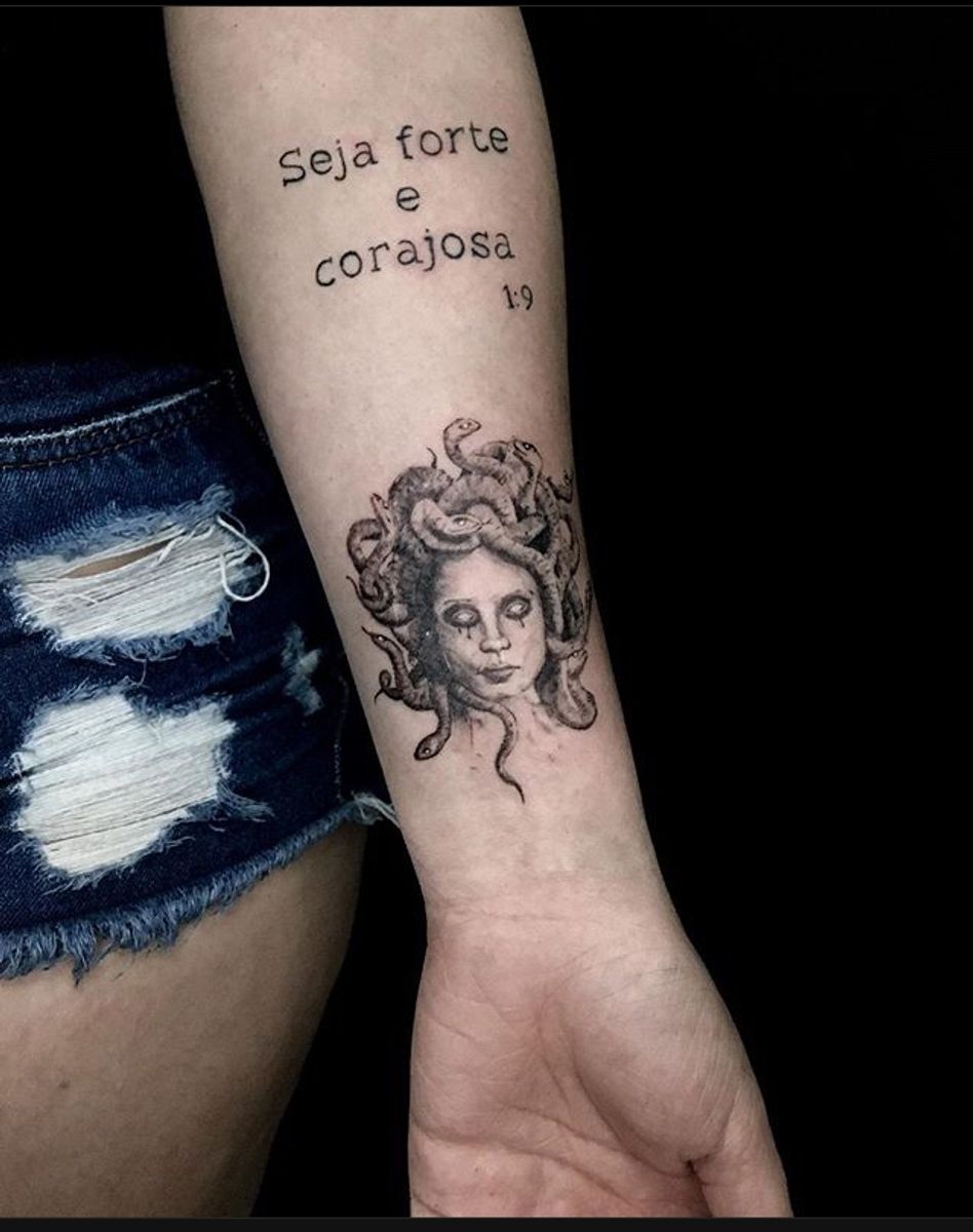 Tattoo uploaded by Junior Russo Tattoo • Mini realismo Medusa • Tattoodo