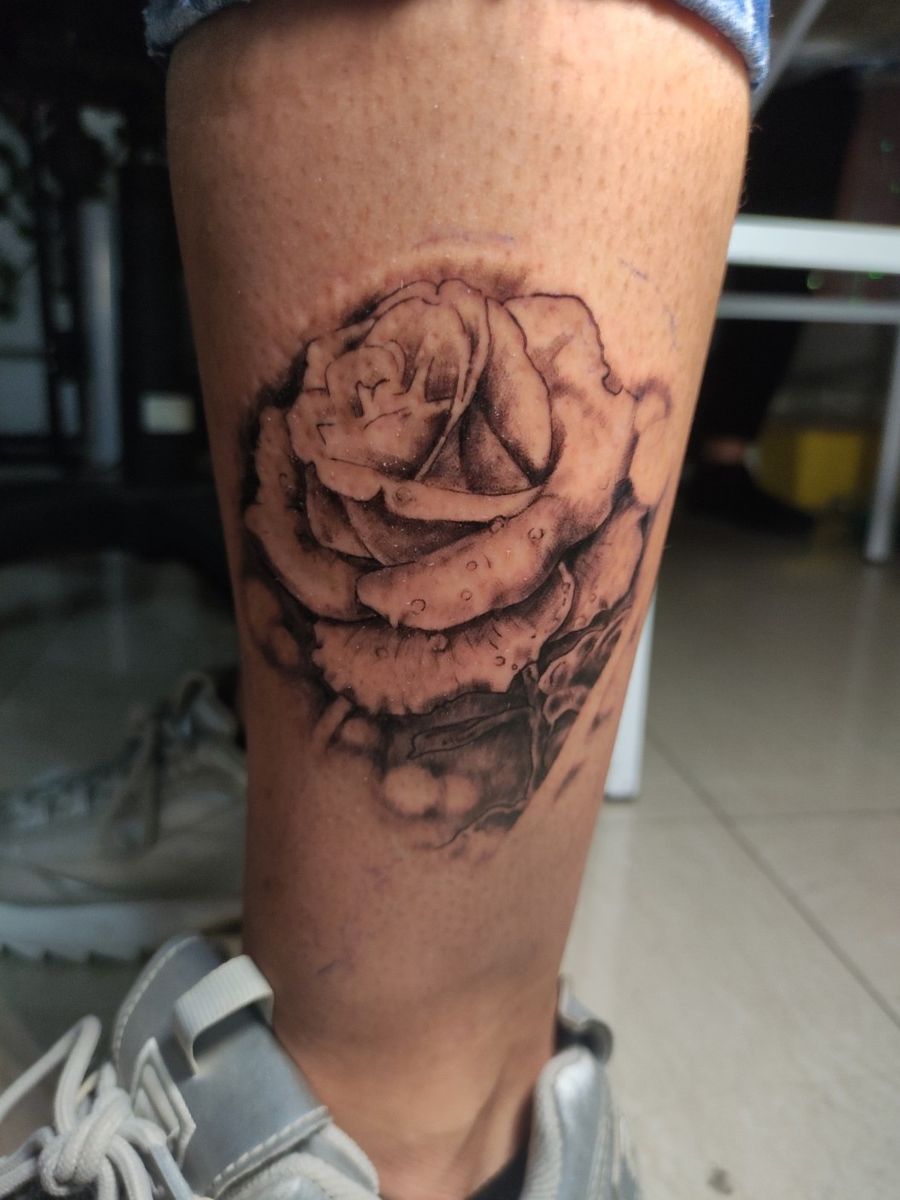 Tattoo uploaded by Thomas Soja • Flor realista en proceso ^^ • Tattoodo