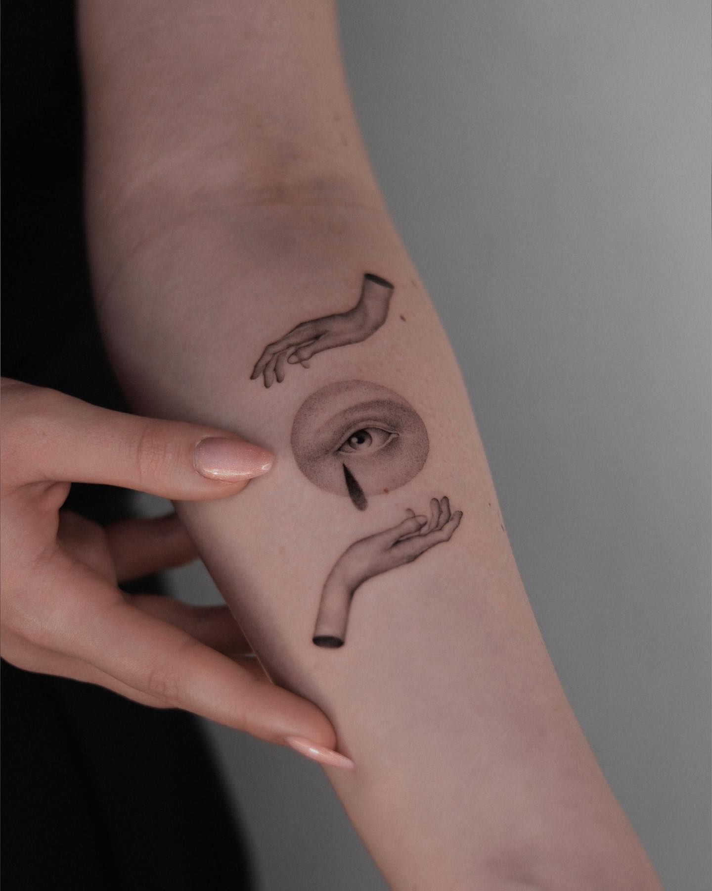 Realistic Hand and Eye Tattoo • Tattoodo