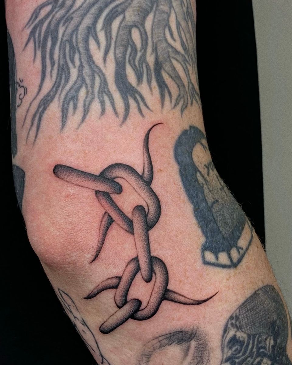 Intricate Chain Link Tattoo • Tattoo uploaded by Ophelya Jeandat • Tattoodo