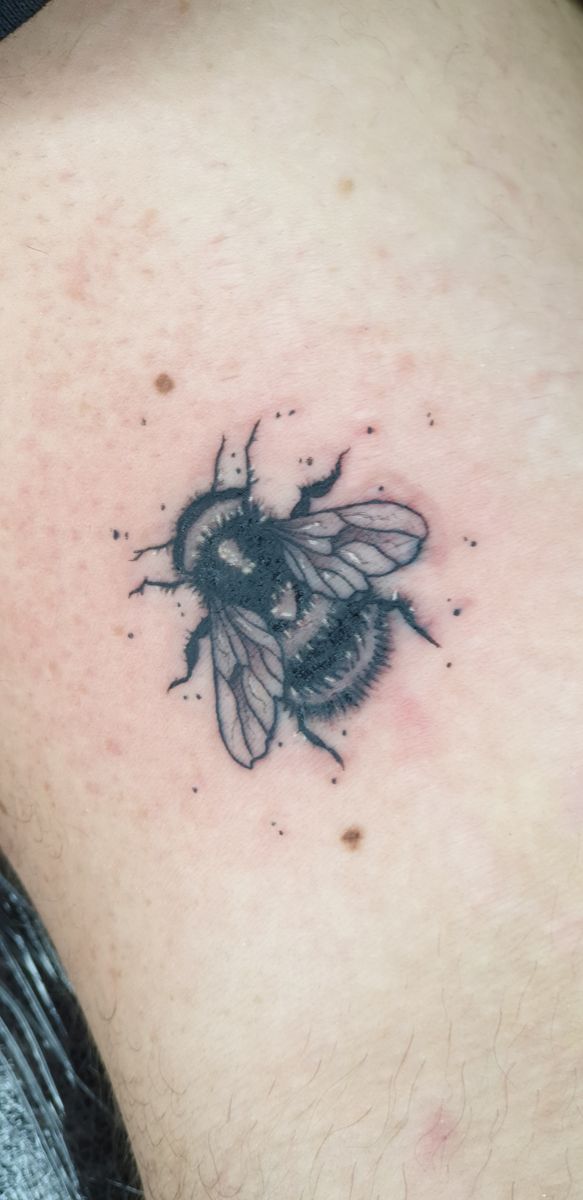 Tattoo uploaded by Jjay • Fine line bee 🐝 • Tattoodo