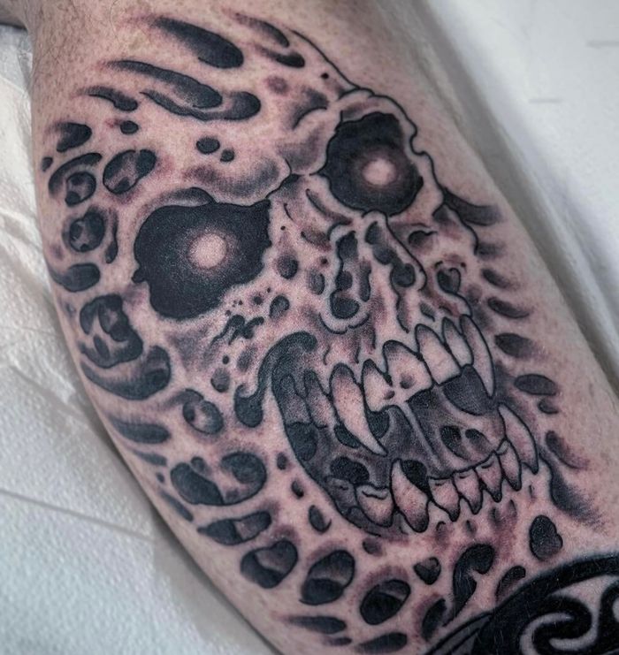 Textured Decaying Skull • Tattoodo