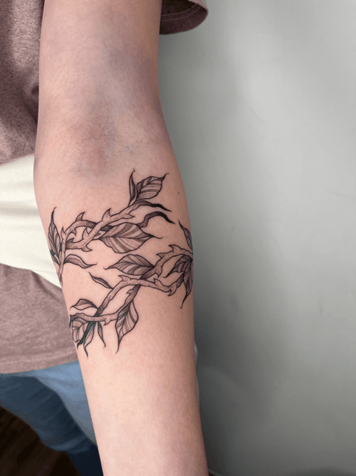 Thorny vine bracelet • Tattoodo